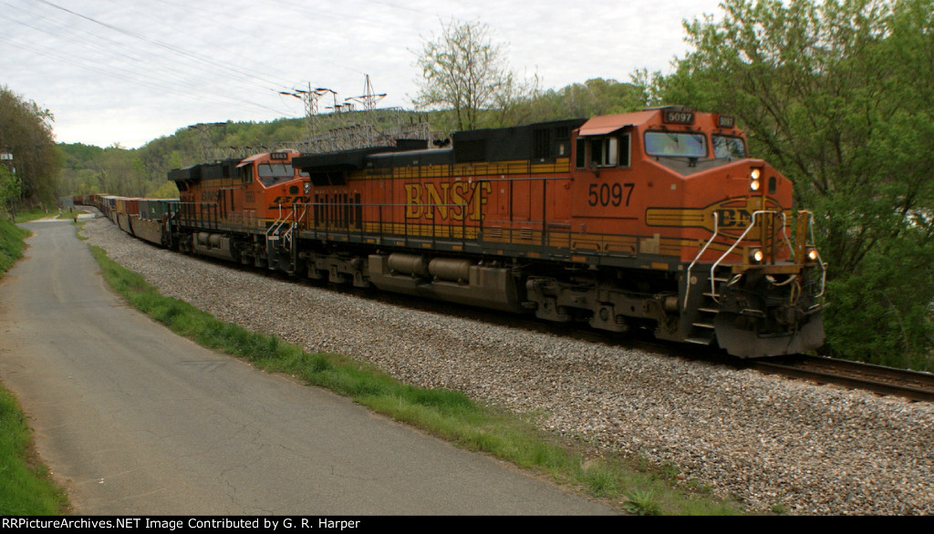 BNSF 5097 on Q12227 EB on a cloudy Monday.